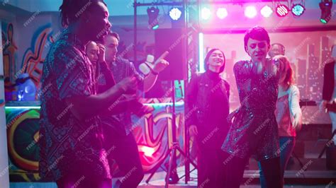 Grupo De Personas Disfrutando De Una Fiesta Disco Bailando Con Música
