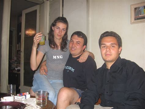 Нови горещи снимки в ПИК Хубавата Деница с доведения син на Волен Сидеров и други мъже