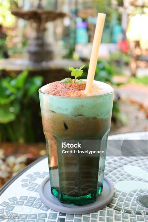맛있는 아이스 민트 코코아 라떼 한 잔이 테이블 위에 놓여 있다 라떼에 대한 스톡 사진 및 기타 이미지 라떼 박하 요리