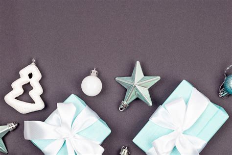 휴일 선물 상자는 파란 종이 공 회색 배경에 반짝임으로 싸여 있습니다 0명에 대한 스톡 사진 및 기타 이미지 0명 개념 겨울 Istock