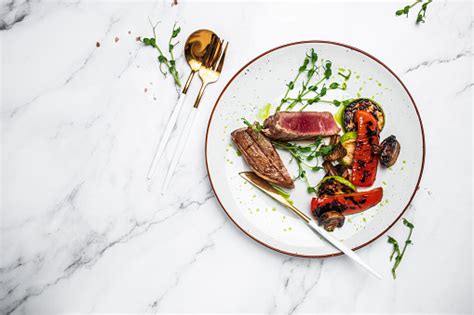 향신료와 함께 구운 참치 야채와 참치 스테이크 참치 그릴 해산물 튀김 바베큐 생선 구이 다이어트 채식 생선 요리 케토 제닉 케토 또는 팔레오 다이어트 점심 건강 식품 트렌드