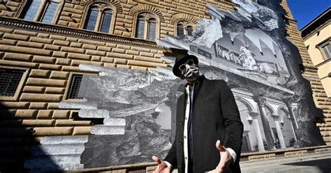 La Ferita Di Jr Squarcia Palazzo Strozzi A Firenze Bizzarro