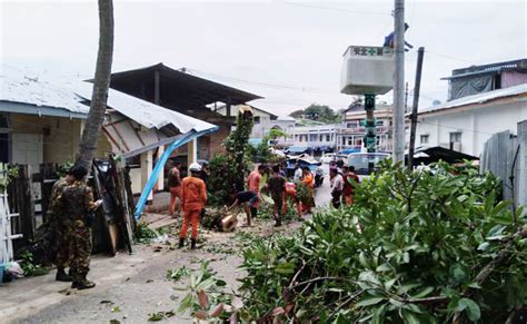 ကော့သောင်းမြို့တွင် မိုးသည်းထန်စွာရွာသွန်းပြီး လေပြင်းတိုက်ခတ်မှုကြောင့် ဆောက်အဦတချို့ပျက်စီး