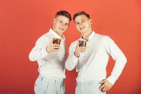 Modelos Que Se Colocan En Fondo Rojo Imagen De Archivo Imagen De Sonrisa Rojo