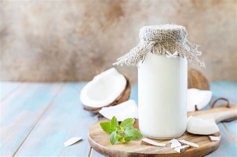 비건 비 유제품 대체 우유 건강 내용 소박한 테이블 위의 병에 유기농 코코넛 밀크 공간을 복사합니다 0명에 대한 스톡 사진 및 기타 이미지 Istock