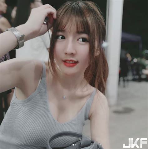 【捕鱼王】甜美正妹「粉紅兇器」超吸睛！「爆乳小背心」殺傷力十足！上健身房的打扮更不得了啊！ 捕鱼王中文网