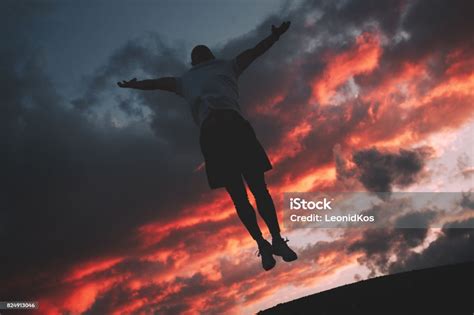 행복 하 고 성공적인 남자 하늘까지 뛰어 고 일몰 하늘에 그의 손을 성공과 승리의 개념 감정에 대한 스톡 사진 및 기타 이미지 감정 개념 건강한 생활방식 Istock