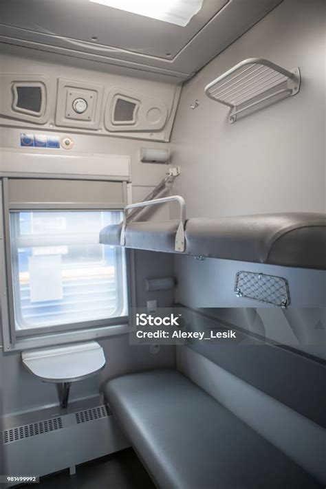 열차의 침대차의 클래식 인테리어입니다 구획 자동차의 인테리어입니다 여객 열차 차입니다 여객 열차의 침대차 0명에 대한 스톡 사진