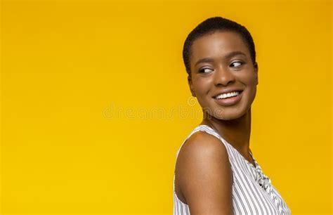 Bellissima Donna Nera Che Guarda Lo Spazio Vuoto Sopra La Sua Spalla Immagine Stock Immagine