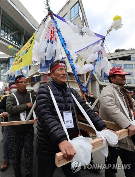상여 메고 행진하는 양봉 농가 연합뉴스