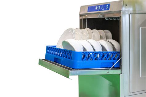 클리핑 경로와 흰색 배경에 고립 된 산업용 자동 식기 세척기 기계에서 세척 한 후 바구니에 컵과 흰색 접시 레스토랑에 대한 스톡