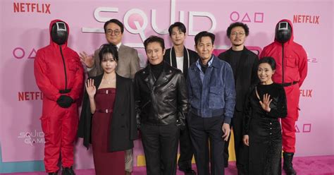 기념 촬영하는 오징어 게임 시즌2 출연진