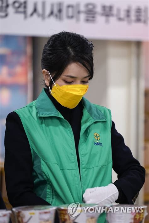 쪽방촌에 전달할 생필품 포장하는 김건희 여사