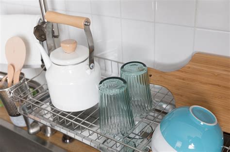 금속에 건조 깨끗 한 요리 접시 랙 밝은 배경에 주방 용품 및 식기 나무 선반에 주방 인테리어 배경입니다 텍스트 공간입니다 0명에 대한 스톡 사진 및 기타 이미지 Istock