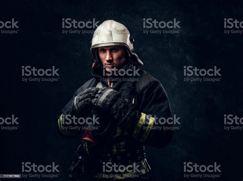 어두운 스튜디오에서 포즈를 취하는 제복과 안전 헬멧을 쓴 소방관 구조에 대한 스톡 사진 및 기타 이미지 구조 라트비아 백인종 Istock