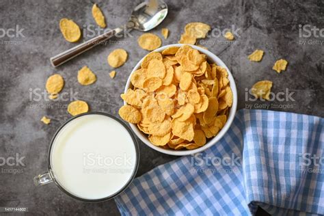 어두운 배경에 우유를 곁들인 콘플레이크 건강 식품 개념을위한 콘플레이크 그릇 아침 식사 음식 및 스낵 아침 식사 신선한 통곡물 시리얼 건강한 식생활에 대한 스톡 사진 및