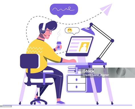 잘생긴 남자는 컴퓨터에서 작업하고 있습니다 한 남자가 사무실 책상 뒤의 안락의자에 앉아 책과 커피 한 잔을 마시며 컴퓨터에서