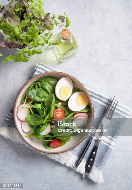 녹색 시금치 잎 토마토 마이크로 그린 바질 삶은 달걀 밝은 파란색 배경에 붉은 무의 신선한 샐러드 건강 식이 및 비건 식품의