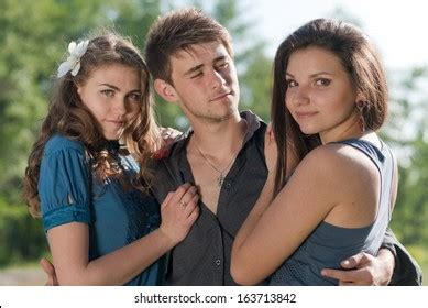 1691 Imagens De 2 Men Kissing 1 Woman Fotos Imagens E Fotografias