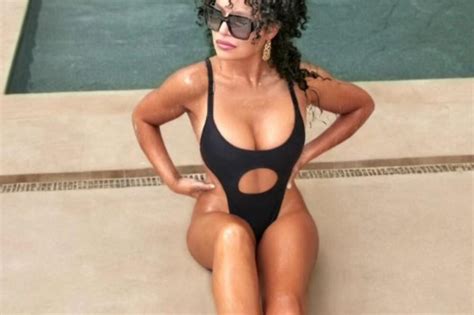 Фото Српска актерка „грми“ во бикини и во седмата деценија од животот