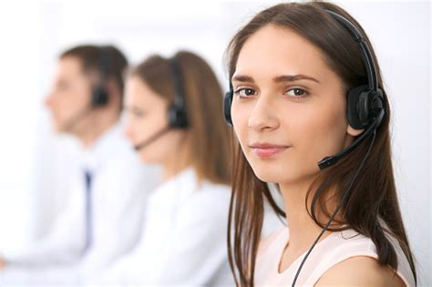 센터 운영자를 호출 합니다 헤드셋에서 젊은 아름 다운 비즈니스 여자에 초점 It 지원에 대한 스톡 사진 및 기타 이미지 It