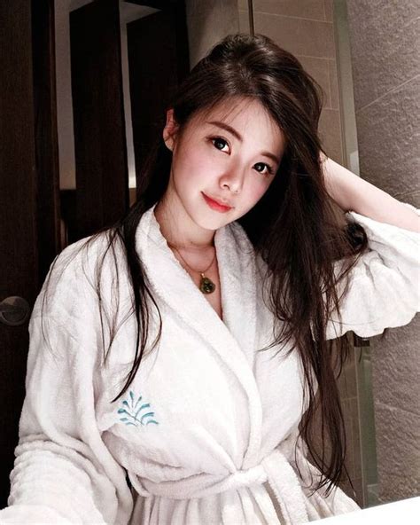 Girl xinh gây sốt vì ngủ gật trên xe bus nhưng vòng khủng mới là tâm điểm chú ý của dân tình