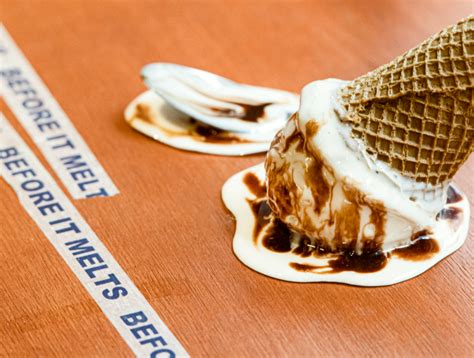 녹기 전에 아이스크림과 같은 인생 녹기 전에 즐겨라