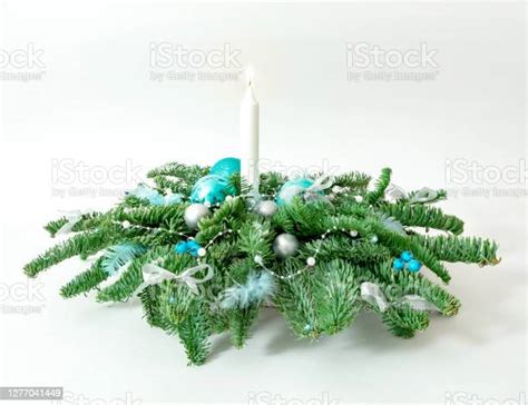 크리스마스 화환 테이블 장식 배너 녹색 전나무 가지 블루 볼 은 고립 된 흰색 배경 미니멀리스트 조명 0명에 대한 스톡 사진 및