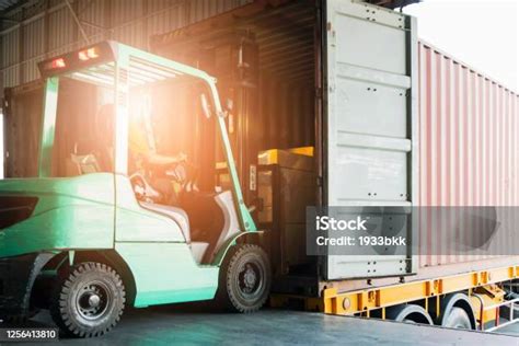 지게차 운전자가 도크 창고의 트럭 컨테이너에 화물 팔레트 선적 물품을 적재합니다 화물 산업 창고 물류 운송 공장 산업 건물에 대한 스톡 사진 및 기타 이미지 Istock