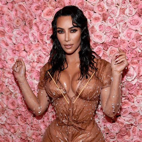 Kim Kardashian Enseña A Colocar Las Cintas Adhesivas En El Pecho