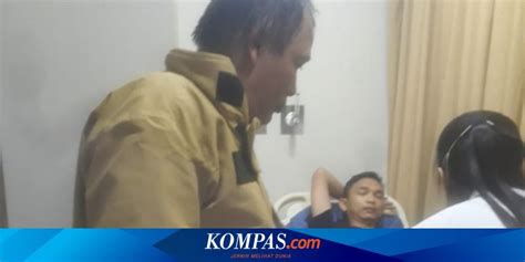 Petugas Damkar Terjatuh Dari Atap Saat Padamkan Api