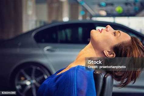 자동차 딜러 서 지친 하루의 끝에 위기로 인해 자동차 판매 사업에 차에 대한 스톡 사진 및 기타 이미지 차 쇼핑 자동차 대리점 Istock