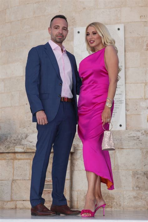 Κουκλάρα με φούξια σατέν φόρεμα Θεά του στιλ η Σπυροπούλου σε βάφτιση όλοι οι καλεσμένοι την