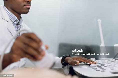 남성 아프리카 의사의 손의 자른 샷을 닫고 초음파 트랜스듀서에 의한 임신 한 배의 검열 제어판에 버튼을 누르세요 버튼에 손에 초점 건강 진단에 대한 스톡 사진 및 기타