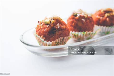 당근 Halwa Laddu 또는 감 미로 운 공 건조 과일 토 핑과 접시에 제공 됩니다 선택적 초점 당근 Halwa Laddu 또는 감 미로 운 공 건조 과일 토 핑과