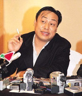 星女郎身份出道与富商离婚后变身单亲妈妈复出