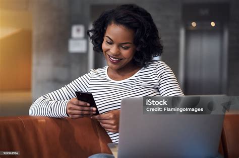 그녀의 전화를 확인 하 고 노트북을 사용 하 여 웃는 아프리카 학생 여자에 대한 스톡 사진 및 기타 이미지 여자 한 명의 여자만 문자 메시지 Istock