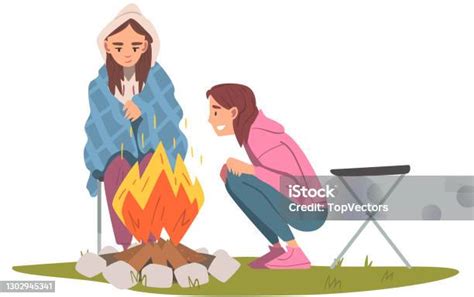 캠프 파이어 근처 앉아 온난화 관광 사람들 하이킹 캠핑과 여름 휴가 만화 스타일 벡터 일러스트에서 휴식 두 여자 불에 대한 스톡 벡터 아트 및 기타 이미지 Istock