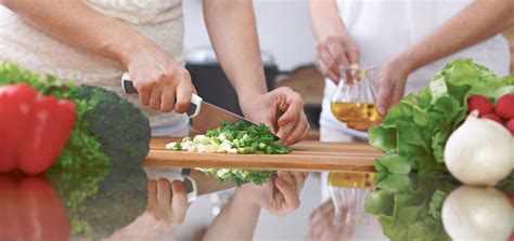 4 개의 인간 손 클로즈업 부엌에서 요리는 신선한 샐러드를 준비 하는 동안 재미는 친구 채식 건강 한 식사와 우정 개념 요리하기 음식 준비에 대한 스톡 사진 및 기타 이미지