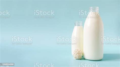 가벼운 배경에 우유 의 두 유리 병 배너 리터와 05 리터의 우유를 유리 병에 넣고 텍스트를 위한 색의 배경 장소에 0명에 대한 스톡 사진 및 기타 이미지 Istock
