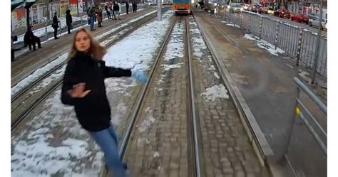 ВИДЕО Вижте как момиче се размина на косъм трамвай да я прегази