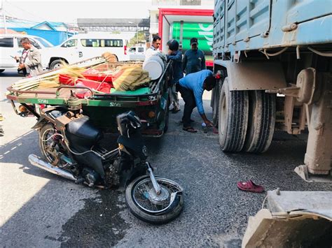 រថយន្តធុនធំដឹកថ្មបុកកិនម៉ូតូសណ្តោងរ៉ឺម៉កបណ្តាលឱ្យបុរសម្នាក់រងរបួសបាក់ដៃ