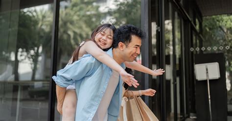 축제 분위기가 물씬 풍기는 도심 속에서 행복한 부모님과 들뜬 아이들과 함께 휴일 쇼핑 모험을 즐기는 즐거운 가족 3 명에 대한 스톡 사진 및 기타 이미지 Istock