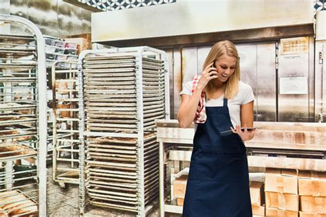 금발 머리 여성젊은 여성 베이커리소매 직업 요리점포에 서 있는 빵집레스토랑에 서 있는 앞치마유니폼 흥분행복미소외치고 제빵 하는 축하 금발 머리에 대한 스톡 사진 및 기타