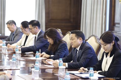 УИХ ын дарга Д Амарбаясгалан Элчин сайд Сандра Шуфаниг хүлээн авч уулзлаа