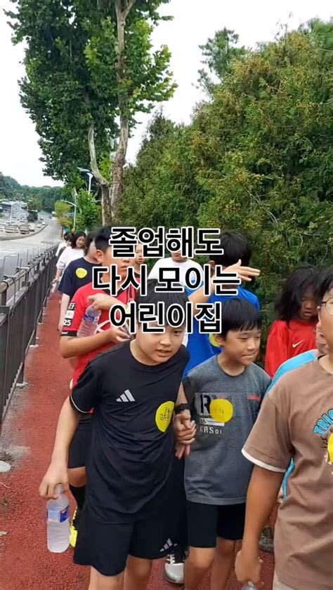 과천 공동육아 열리는어린이집 취미가 없었는데 있었습니다 만 4세 반 형님이 되면 열리는 취미의 문 바로 풍물입니다 일주일에 한 번 풍물 선생님을 따라 쿵쿵쿵더쿵