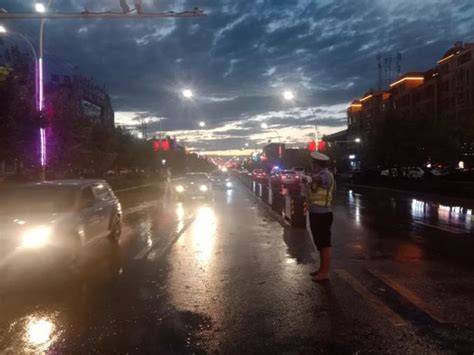 暴雨后，交警赤脚指挥交通澎湃号·政务澎湃新闻 The Paper