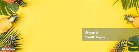 열대 야자모에 아름다운 파인애플은 밝은 파스텔 노란색 배경에 고립 된 잎 상단 보기 평평한 평지 여름 과일 위의 머리 위에 0명에 대한 스톡 사진 및 기타 이미지 Istock