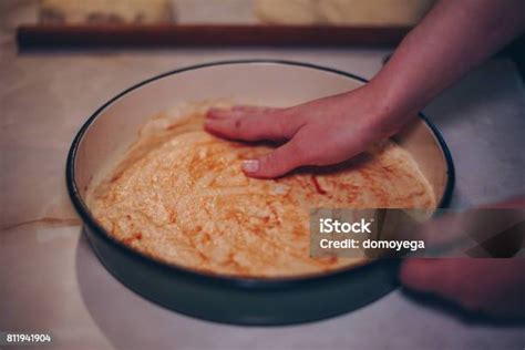 그녀의 주방에서 피자를 만드는 여자의 아름 다운 클로즈업 번 빵에 대한 스톡 사진 및 기타 이미지 번 빵 베이킹 팬 가정 생활 Istock