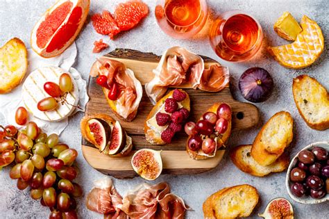 전채 안티 파스티 스낵과 안경에 장미 와인 브루스케타 또는 정통 전통 스페인 타파스 세트 치즈 고기 플래터 를 회색 콘크리트 배경 위에 놓습니다 맨 위 보기 0명에 대한